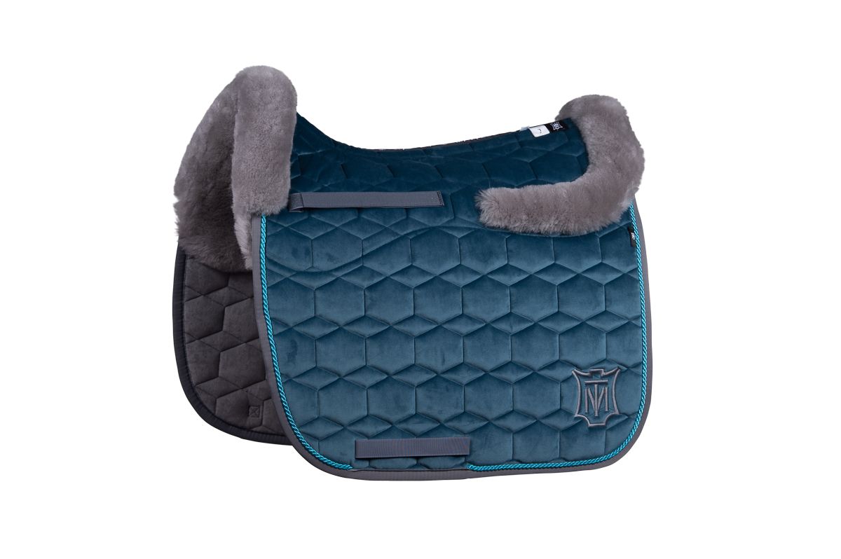 Lammfell Schabracke Dressur Gr.L Samt blue moon/grau - MATTES Online-Shop